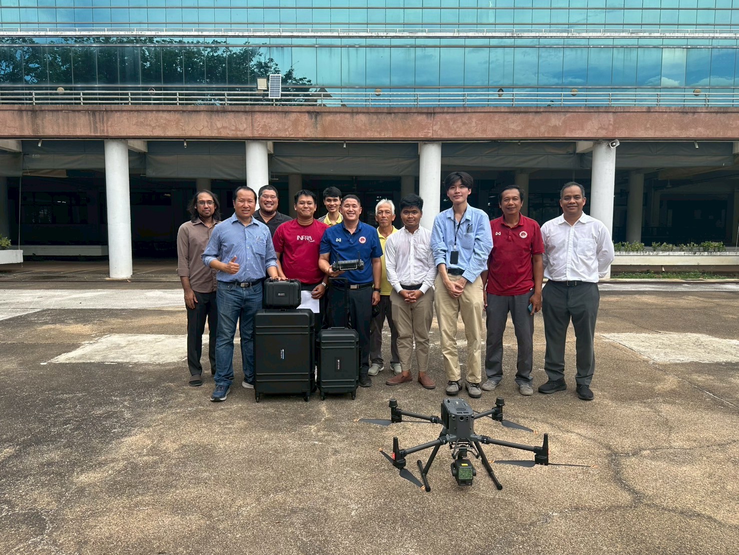 บริษัท บี อินโนเวชั่น จำกัด ส่งมอบโดรนให้กับมหาวิทยาลัยนเรศวร - Infra ...